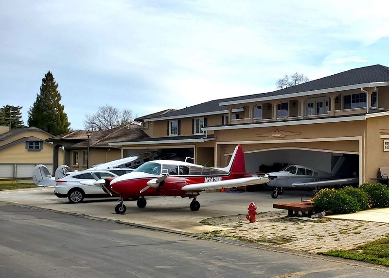 উড়োজাহাজে চেপে অফিসে যান যে গ্রামের মানুষ