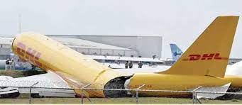 জরুরি অবতরণের সময় ভেঙে দুই টুকরো উড়োজাহাজ